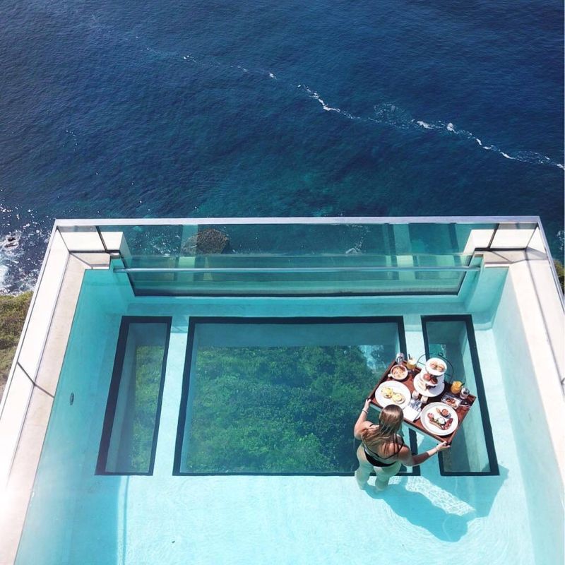 热头条: A swimming pool with a glass bottom at a 150 meter height