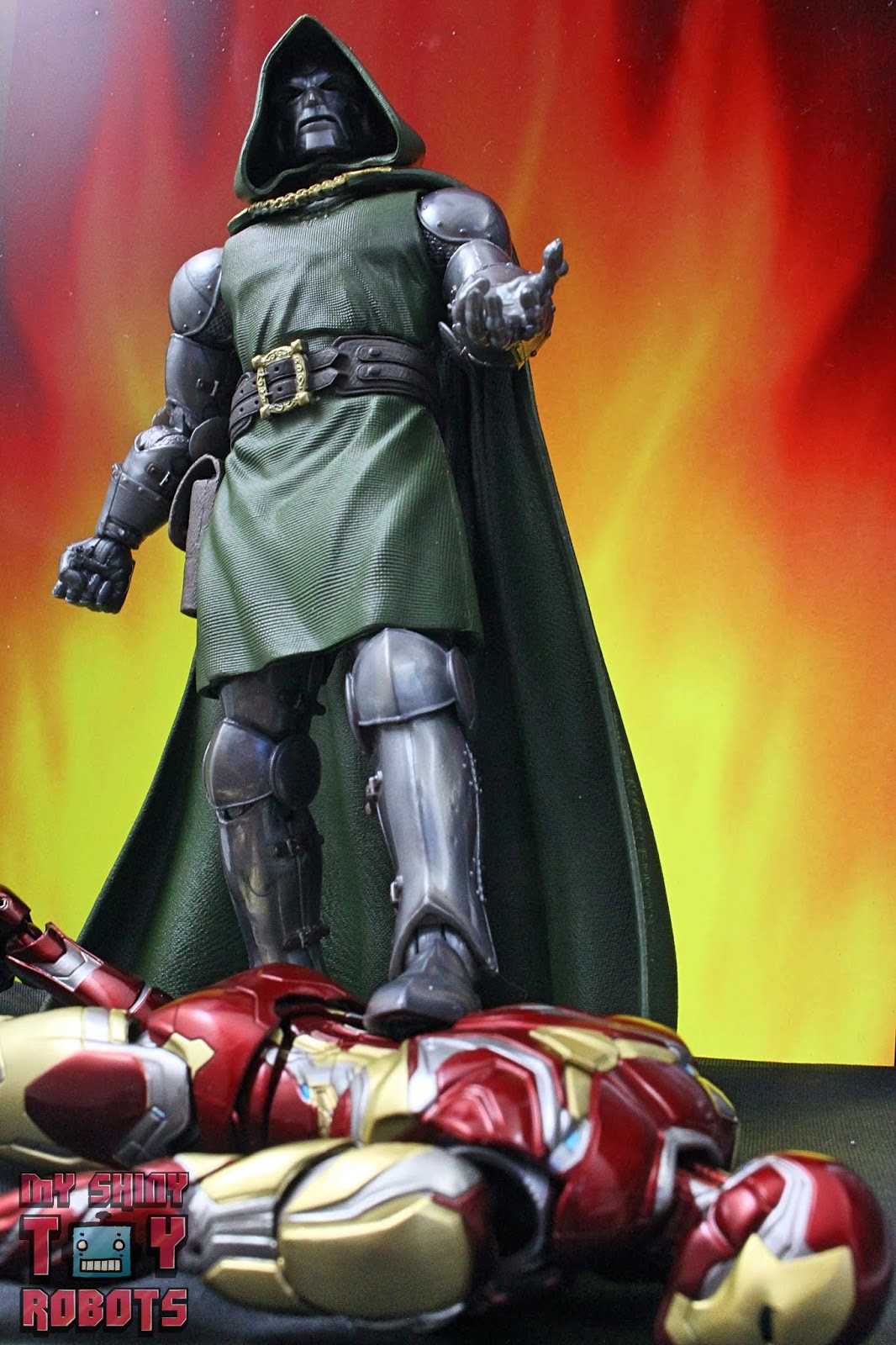 My Shiny Toy Robots: Toybox REVIEW: Marvel Legends Doctor Doom