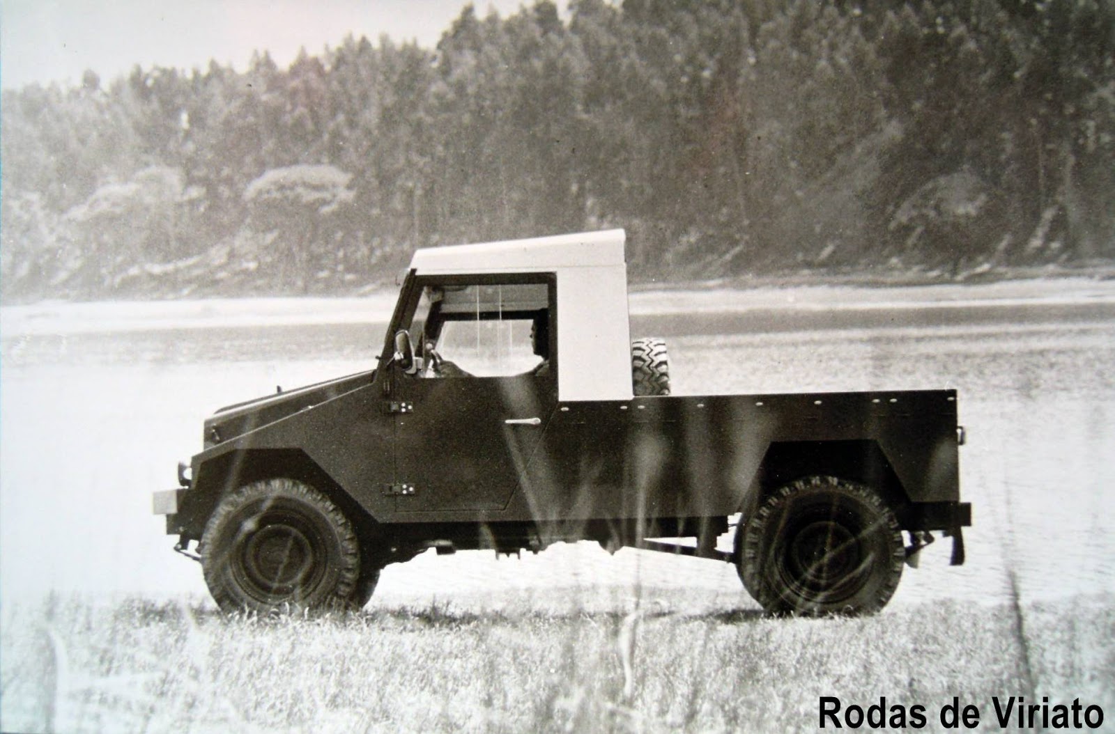 Jipe UMM Cournil 4x4 fotografado perto lago ou rio