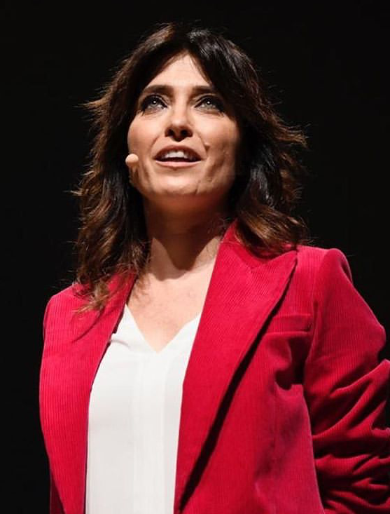 Helena Resano: HELENA RESANO EN ACCION CON CHAQUETA FUCSIA