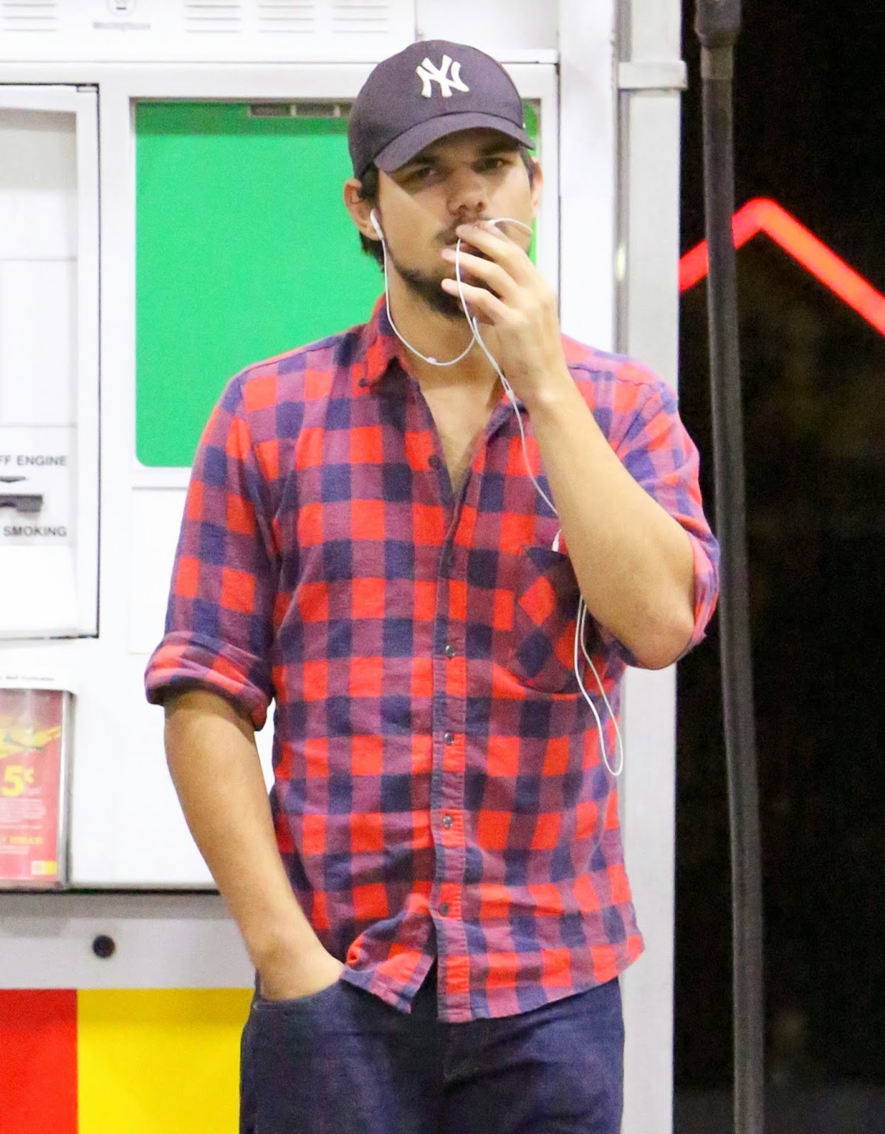 Taylor Lautner Smoking