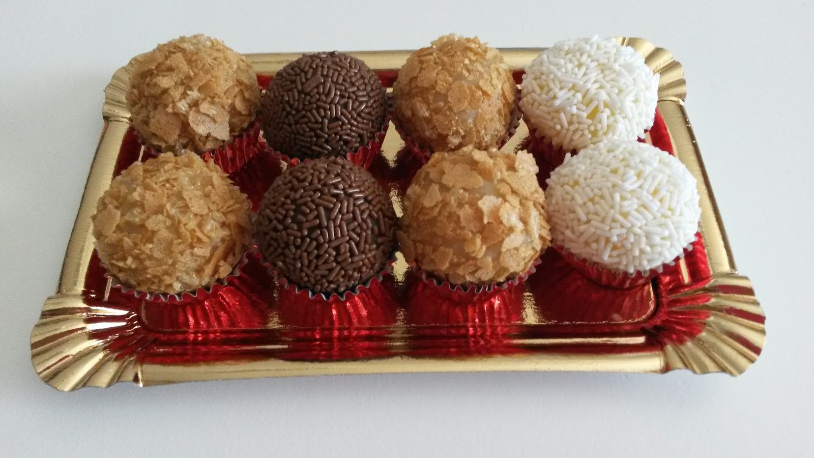 M&H Formas Doces Brigadeiros: Mini brigadeiros