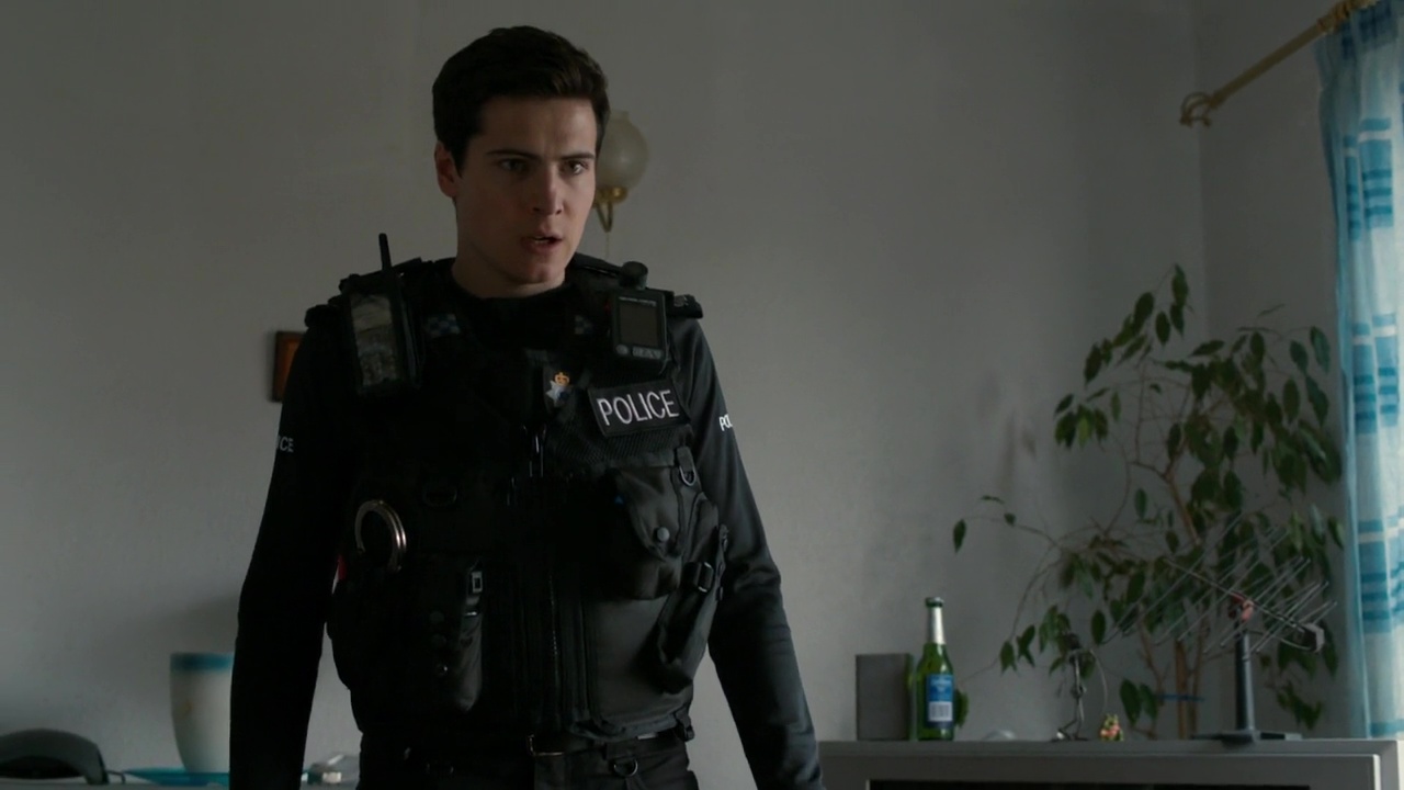 ausCAPS: Jacob Ifan shirtless in Cuffs 1-01 "Episode #1.1"