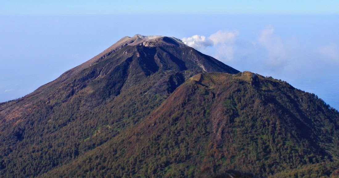 10 Gunung Api Tertinggi di Indonesia dan Pernah Meletus ~ Ruana Sagita
