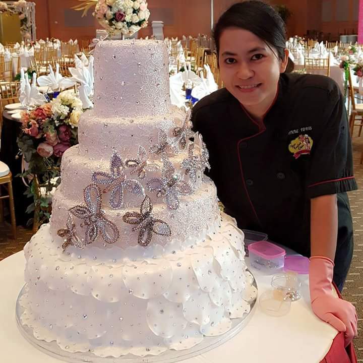 Cantik, Mewah ,Bling Bling Dan Seni Halus Untuk Kek Perkahwinan Amyra ...