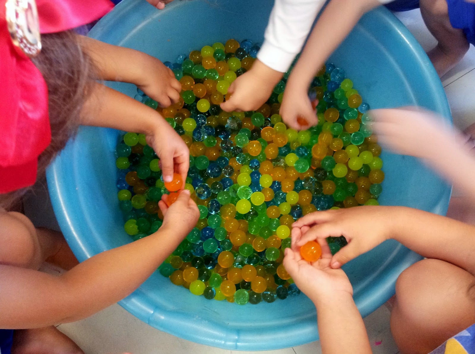 Arte em Processos: Explorando texturas com as mãos e os pés