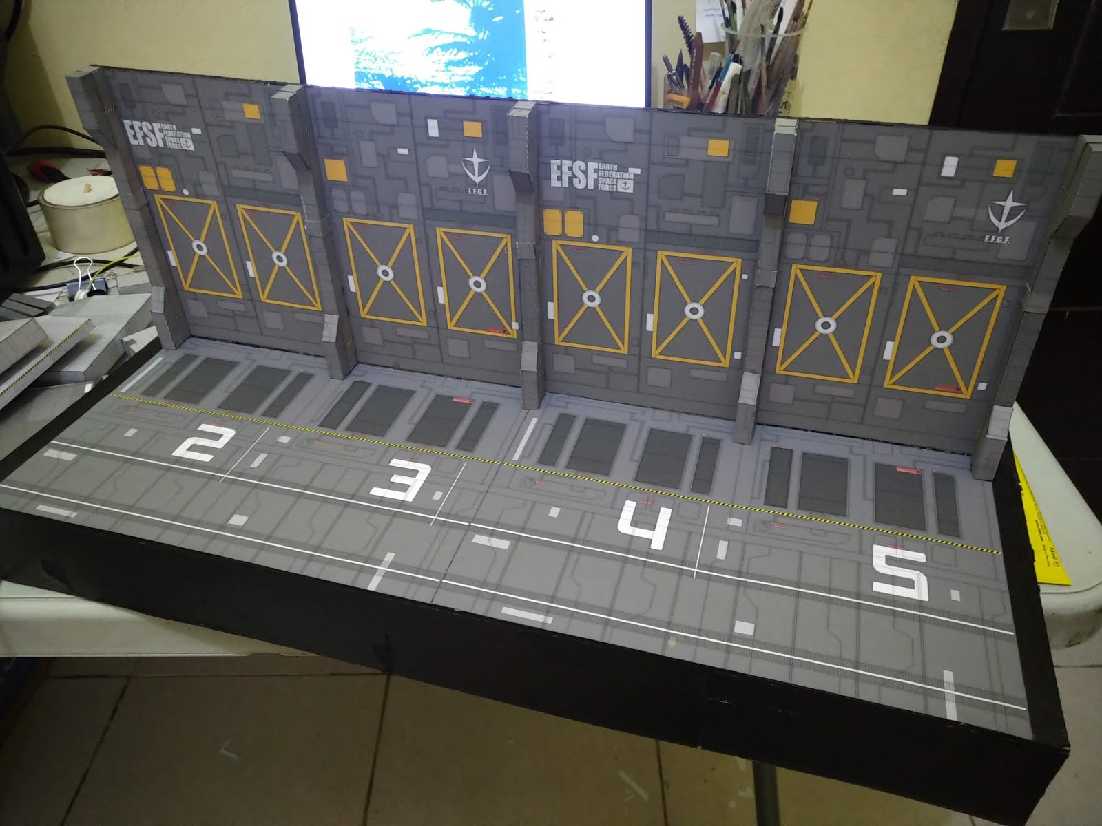 paperhobby: GUNDAM HANGAR 1:144 SCALE PAPERMODEL