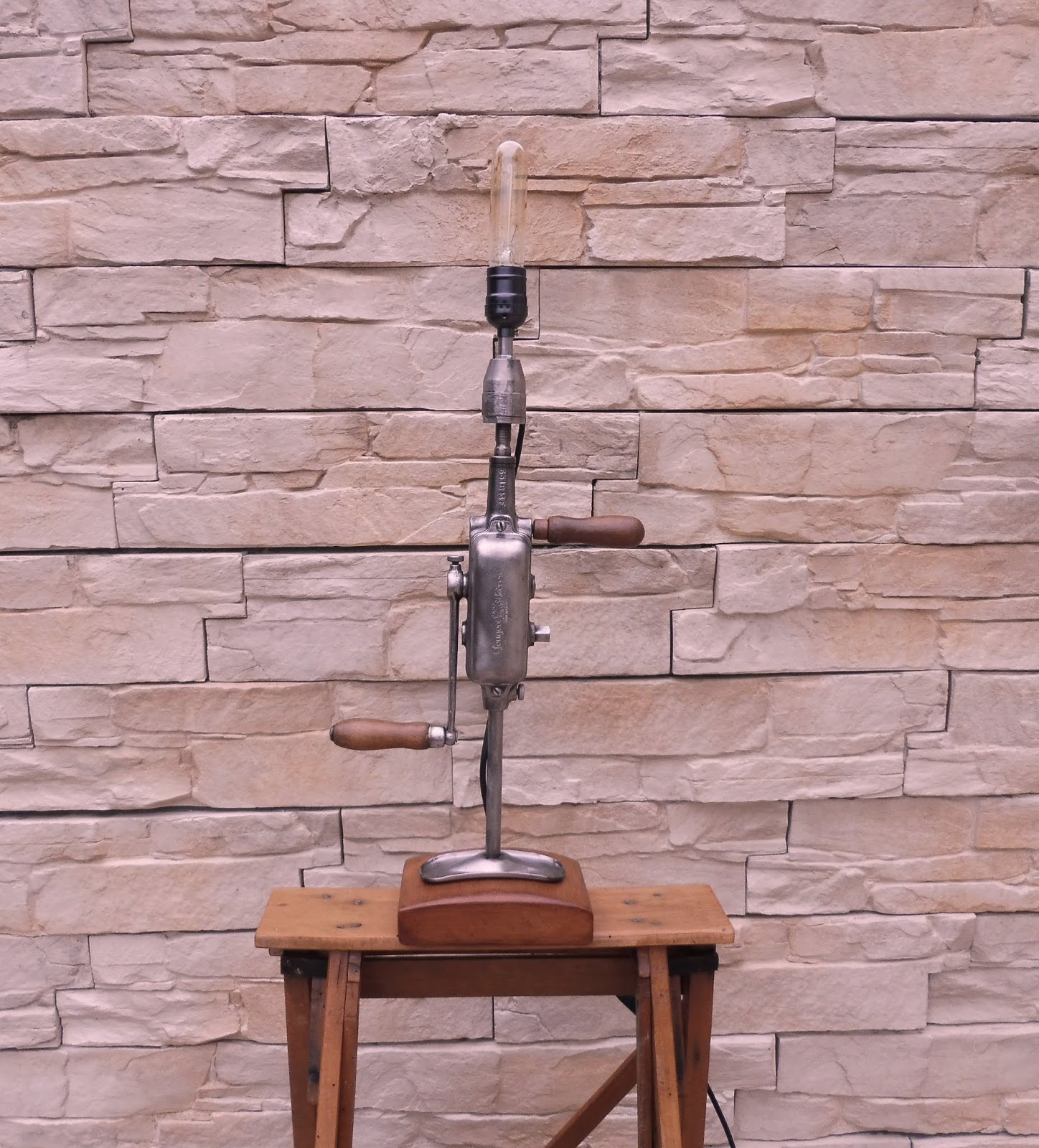 De la lumière dans l'atelier : Ancienne chignole à main marque Peugeot ...