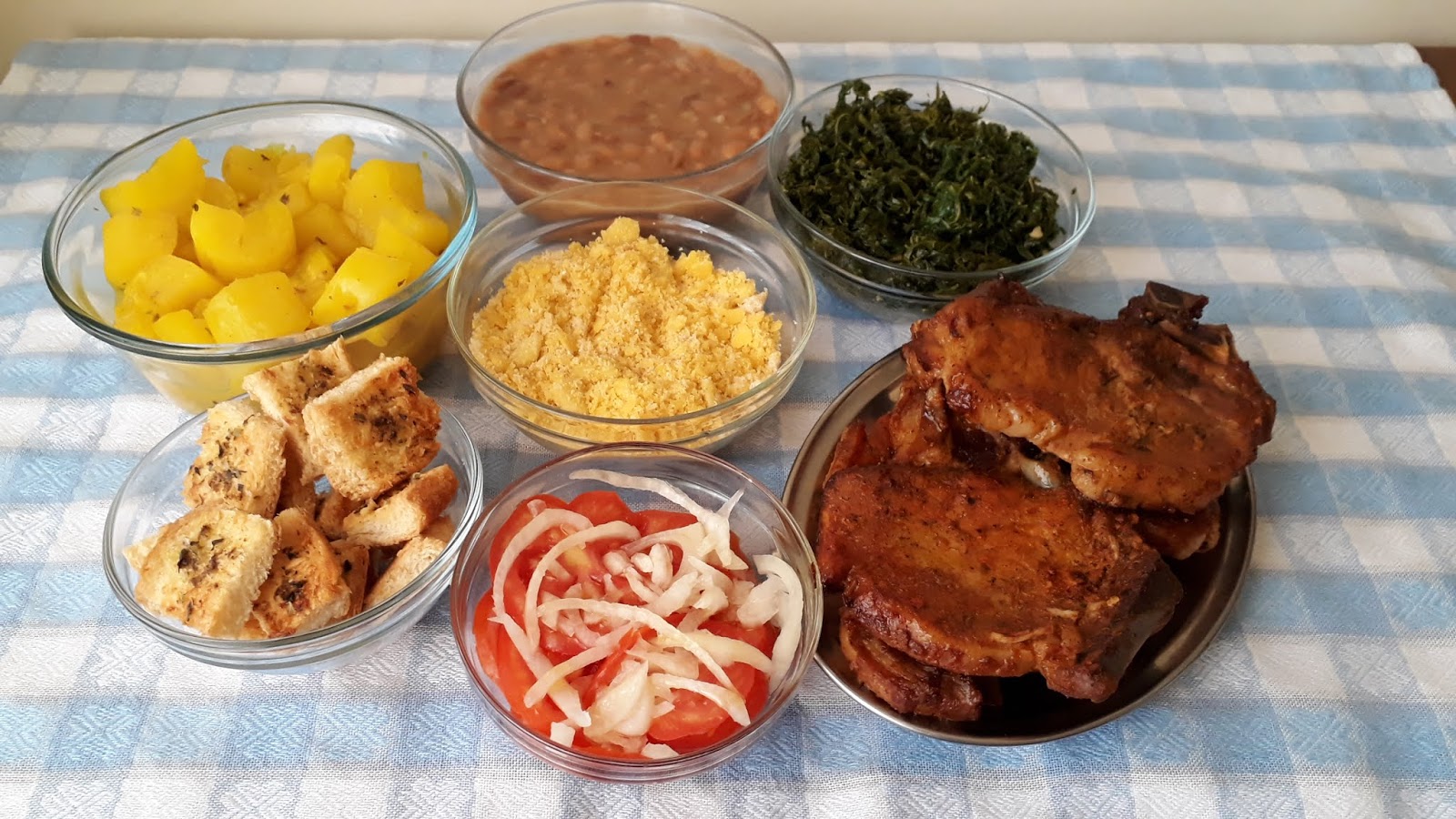 Piteisdadinha: AIPIM COZIDO C/AÇAFRÃO, carré assado e acompanhamentos ...