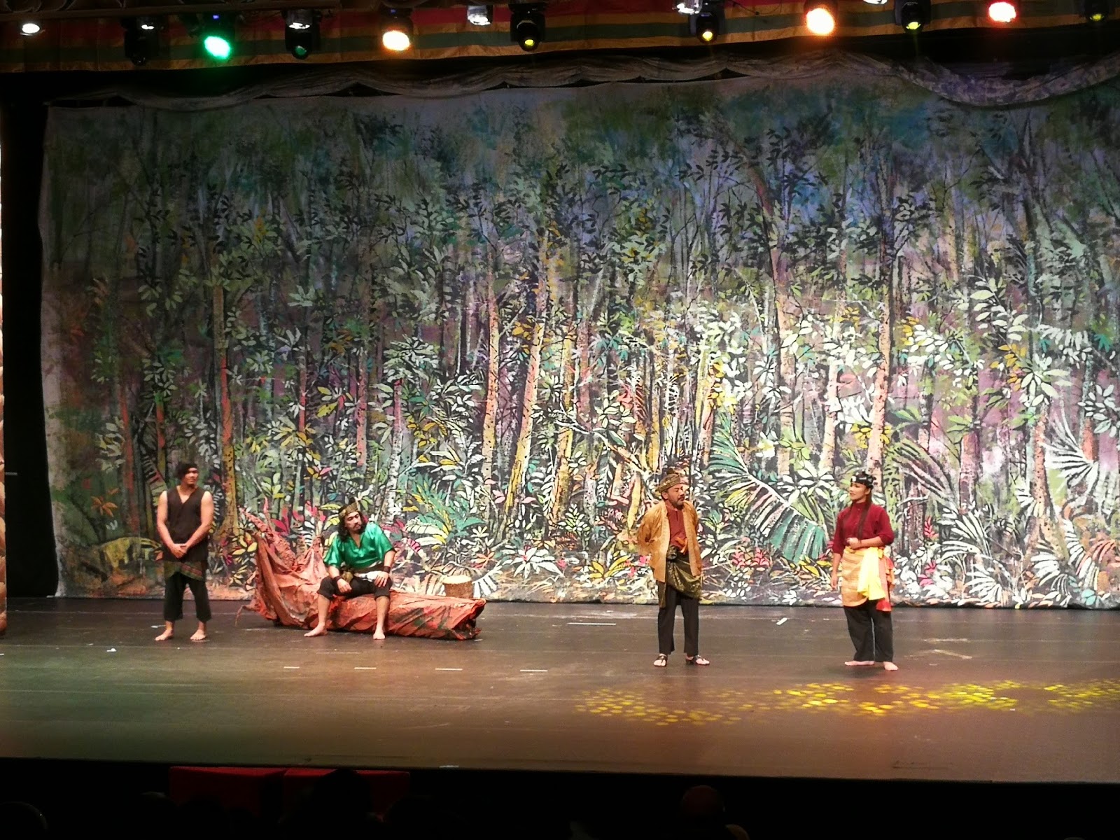 TEATER BANGSAWAN DEWA KENCANA MEMARTABATKAN SENI SILAT DAN WANITA