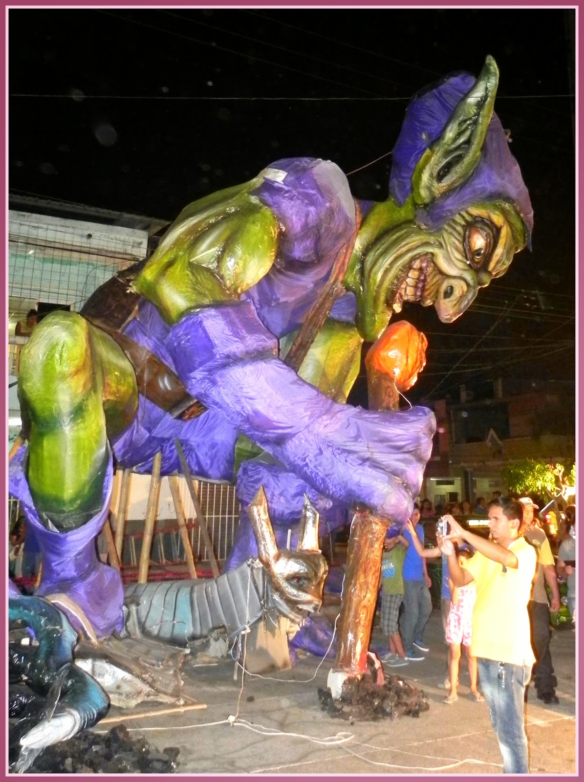 Fotos, Scrap y Algo mas.: Monigotes Gigantes - Tradición de mi País!