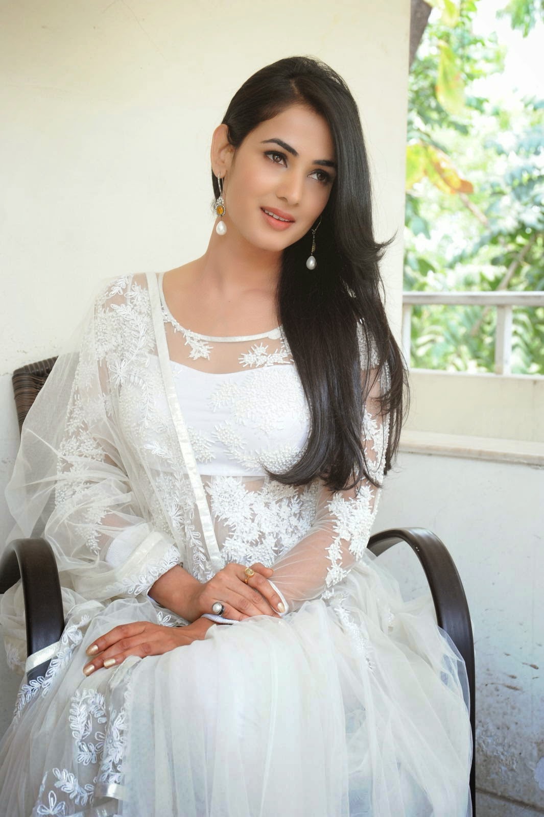 Masala Lake: Beauty Queen Of Bollywood - Sonal Chauhan