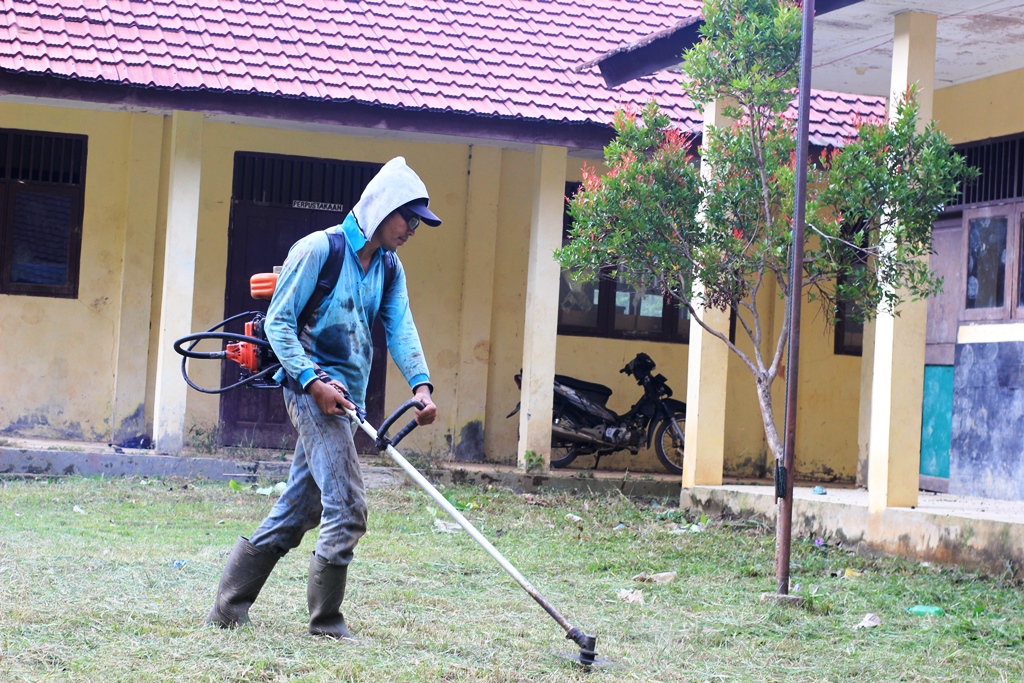 Dokumentasi Kegiatan Babat Rumput Sekolah SMP Negeri 2 Ketambe Satap