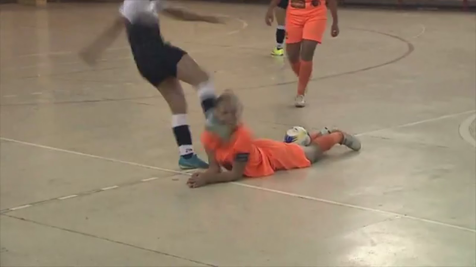 Futbol de mujeres, patada brutal en el rostro a la mejor del partido ...