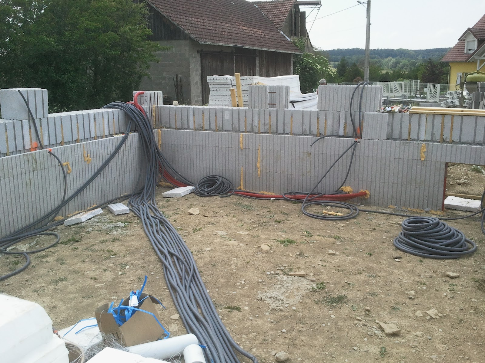 CONSTRUCTION EUROMAC2 2012: 19 POSE DES GAINES ELECTRIQUES