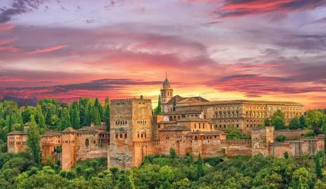 Tourist Attractions in Spain.: The Alhambra and Generalife Gardens, Granada