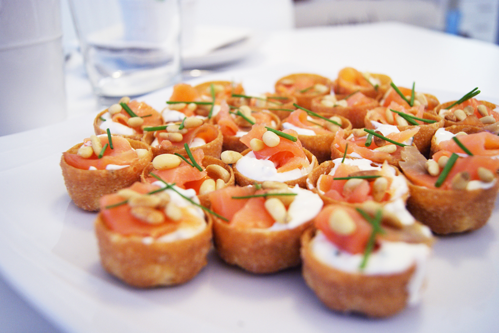 Taikakaulin: Krustadit kylmäsavulohella, pinjansiemenillä ja ruohosipulilla