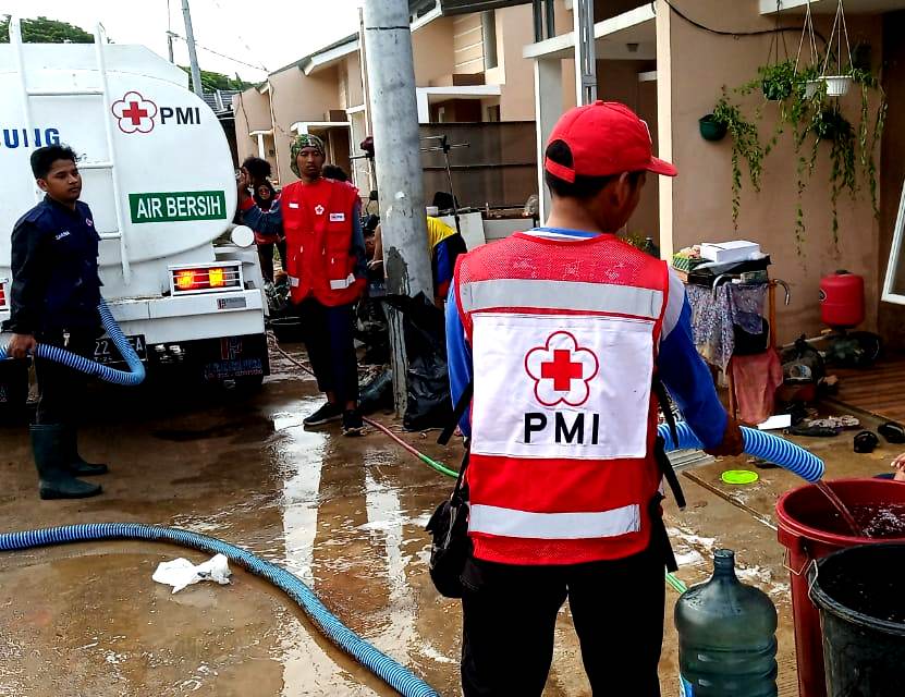 PMI KABUPATEN BEKASI MASIH BERJIBAKU MELAKUKAN PELAYANAN TANGGAP DARURAT BANJIR UNTUK WARGA ...