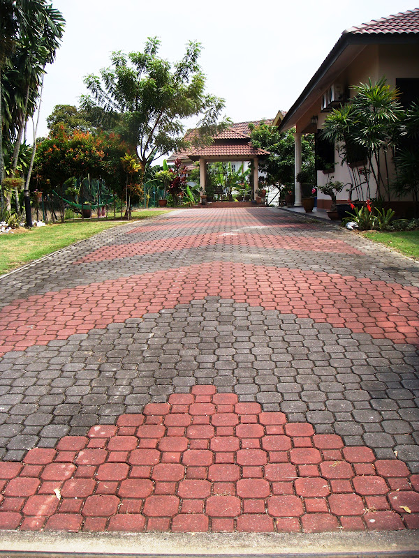 N U K I L A N: ADA YANG BERWARNA MERAH!