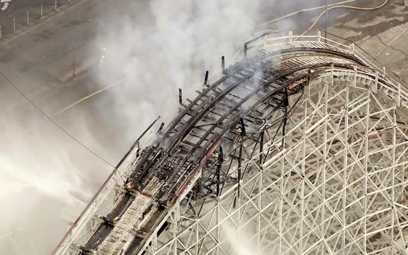 Une montagne russe prend feu à Six Flags Magic Mountain - PARKS Trip