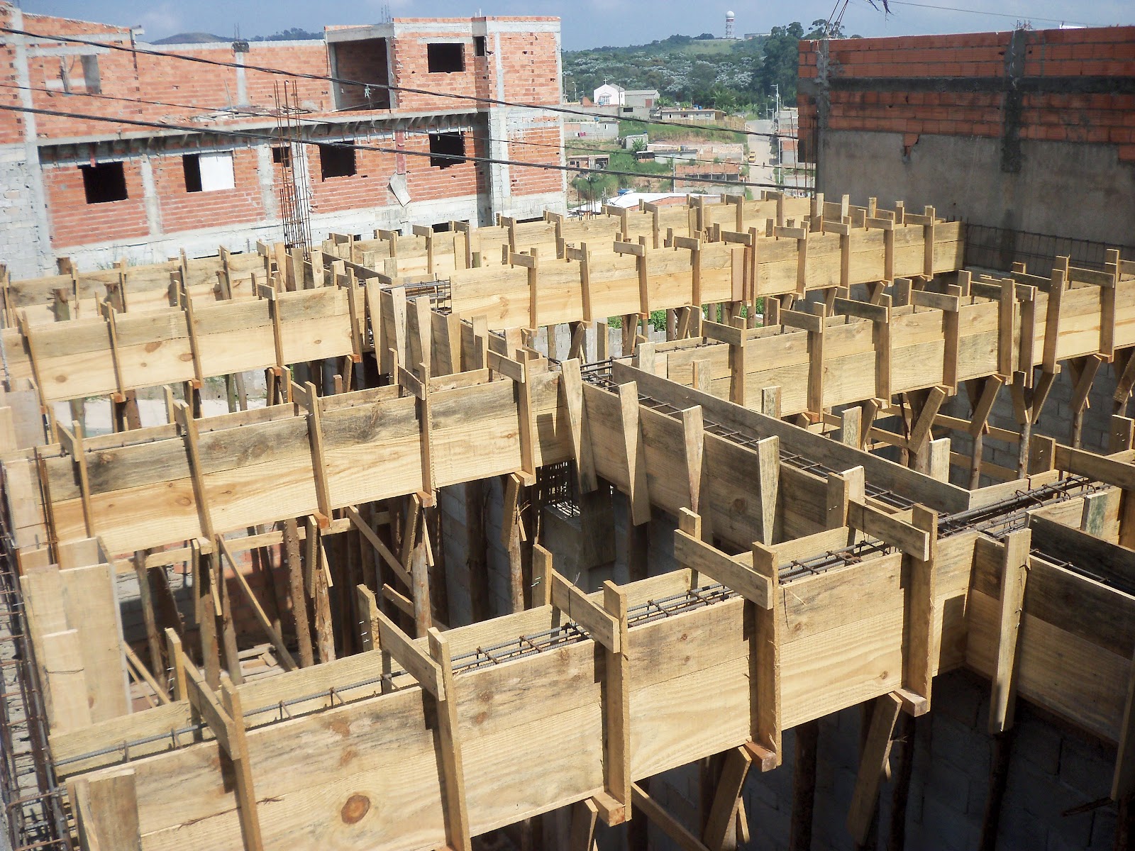 Pedreiro Max: Escoramento de vigas aéreas