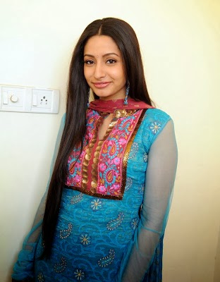 Anita Galler Candid Photoshoot HQ Pics At 'Maro Charitra' Telugu Movie ...