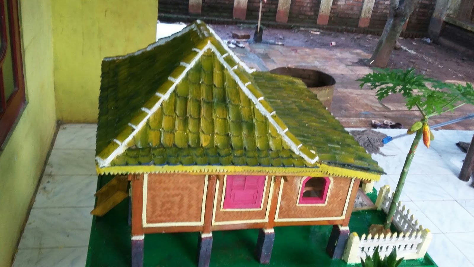 Seni Khas Indonesia: Replika Rumah Adat Bekasi