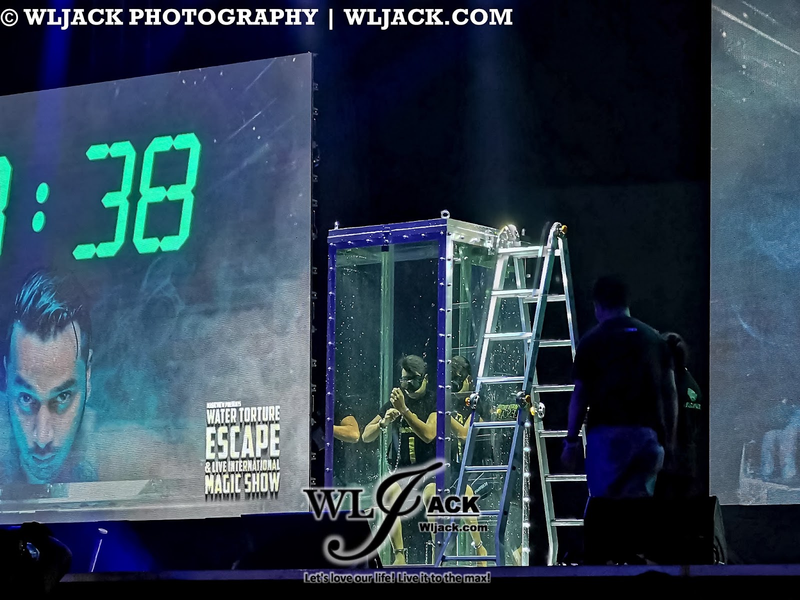[Coverage] Vikey's Water Torture Escape & Live International Magic Show