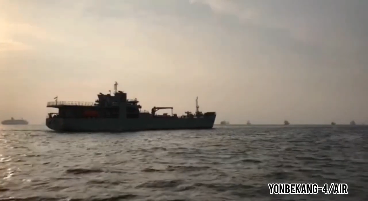 DEFENSE STUDIES: TNI AD Peroleh 2 Unit Kapal Baru Pengangkut Tank Leopard