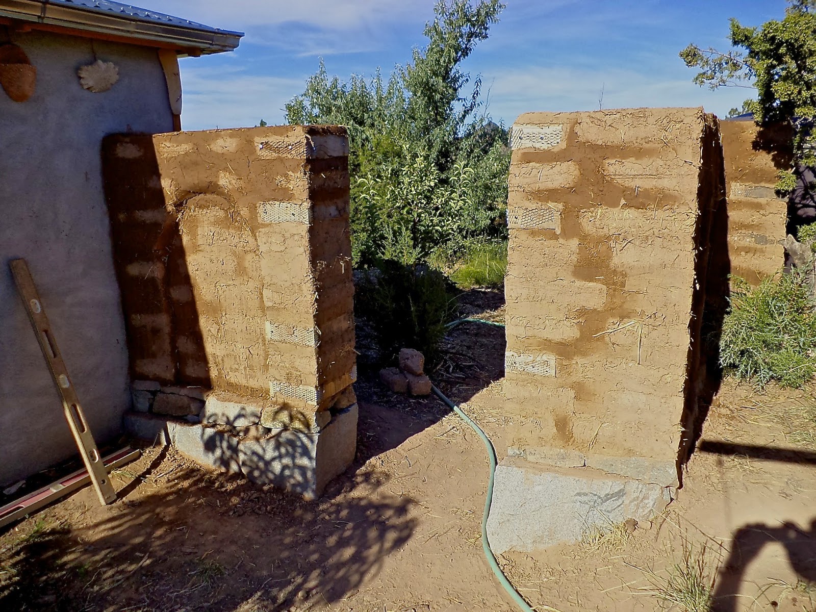 Alt. Build Blog: Building An Adobe Wall: #4 Putting On The Cap