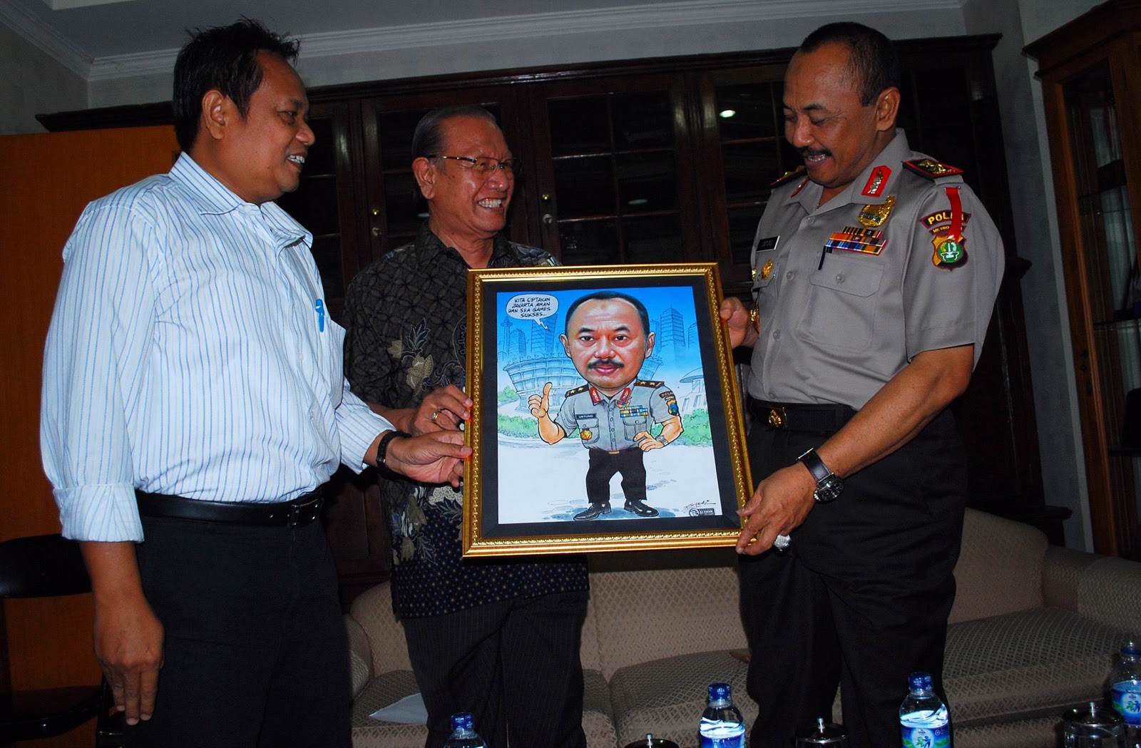 Lukisan Karikatur Ali oncom: Penyerahan Karikatur untuk Kapolda