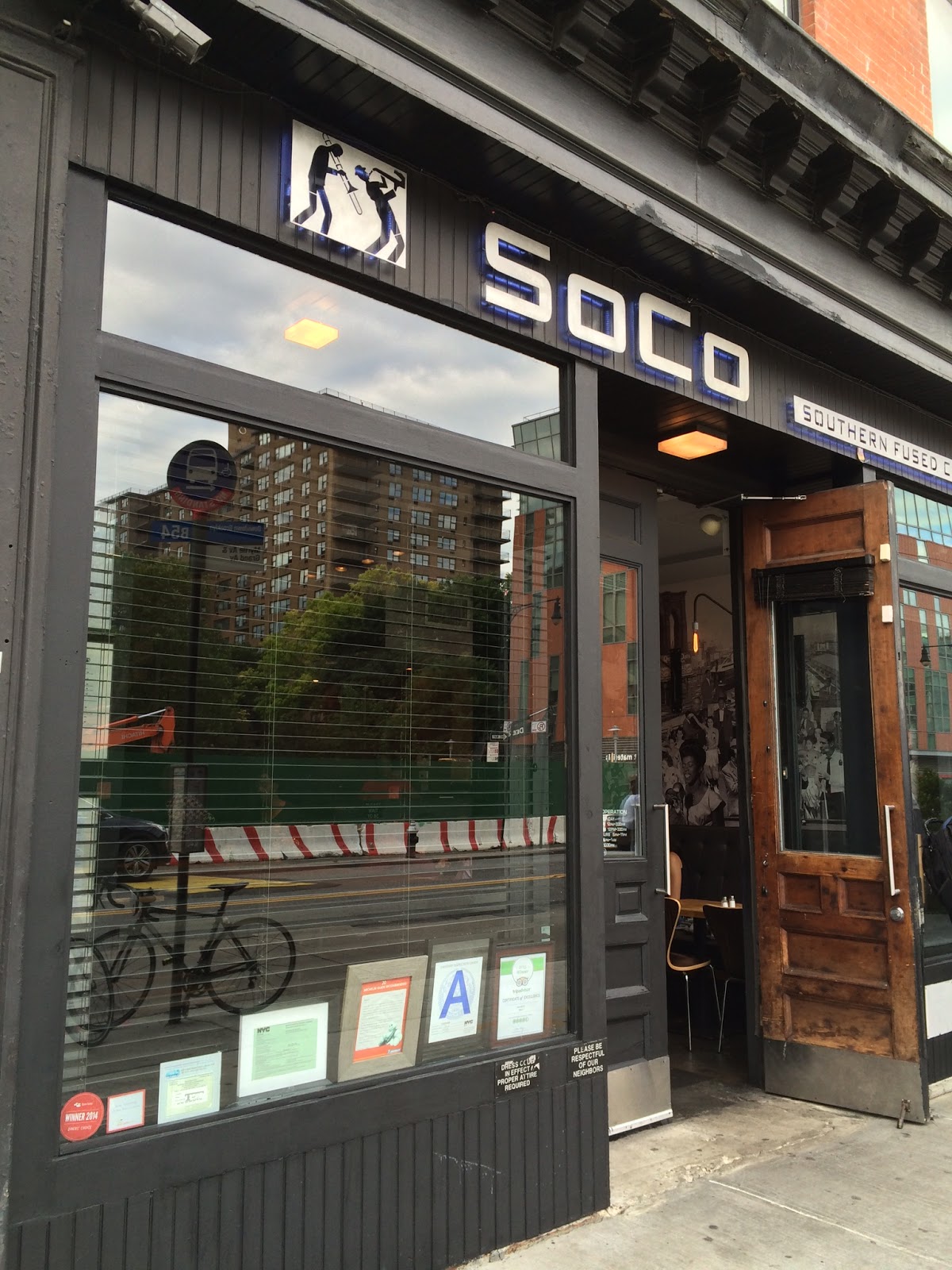 Fried Chicken & Red Velvet Waffles From SoCo / ソコのフライドチキン&レッドベルベット ワッフル ...