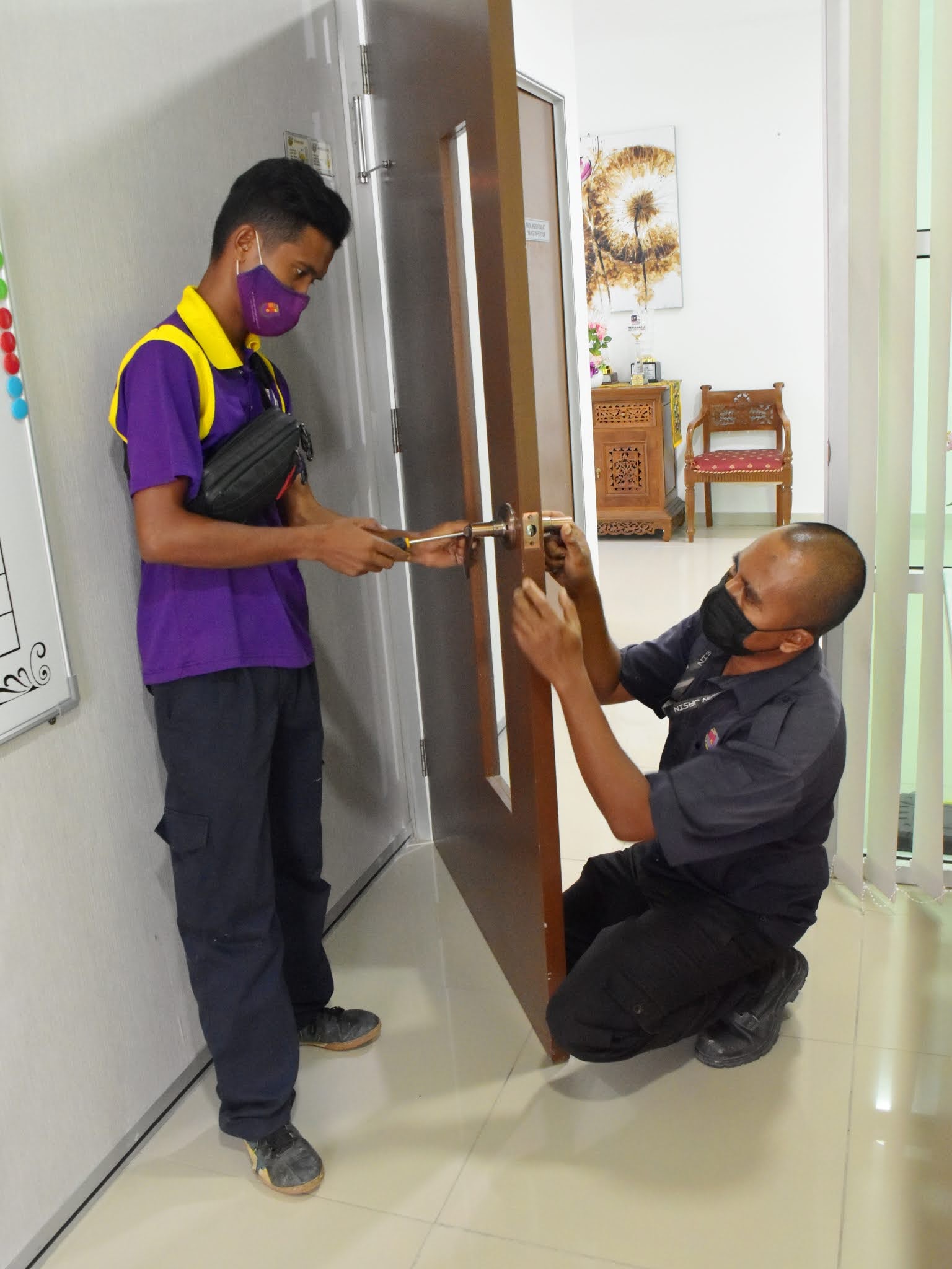 Jabatan Kejuruteraan (JK) Majlis Perbandaran Jasin (MPJ) menjalankan ...