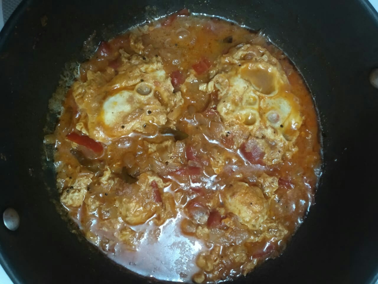 Tamil yummy recipes: Udaitha muttai puli kulambu / egg drop kulambu