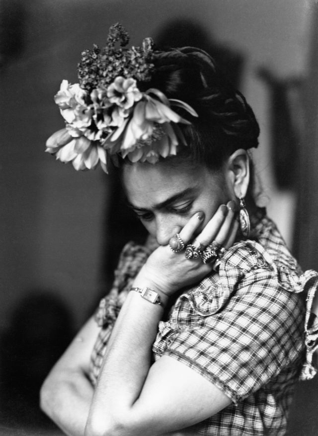 Beautiful Black and White Portraits of Frida Kahlo Taken by Sylvia ...