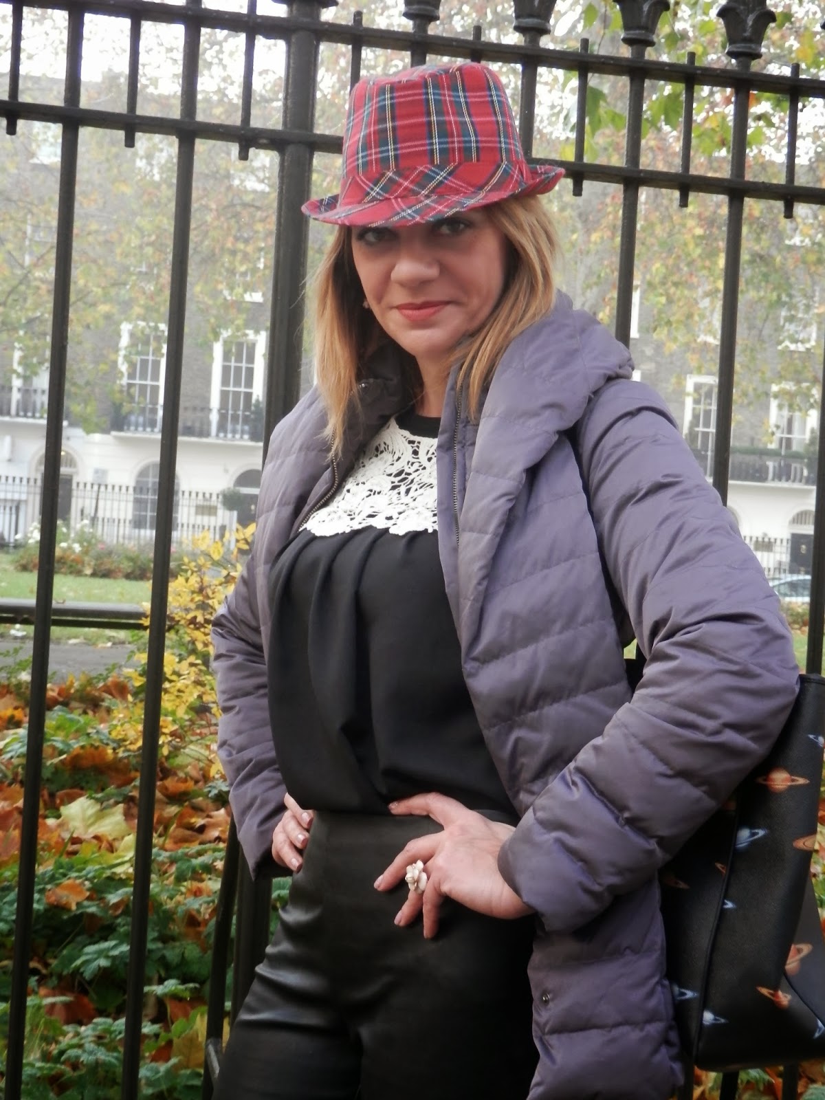 Redhead And Blondie Blondies 2°look In London Bye Bye Paradise 0115