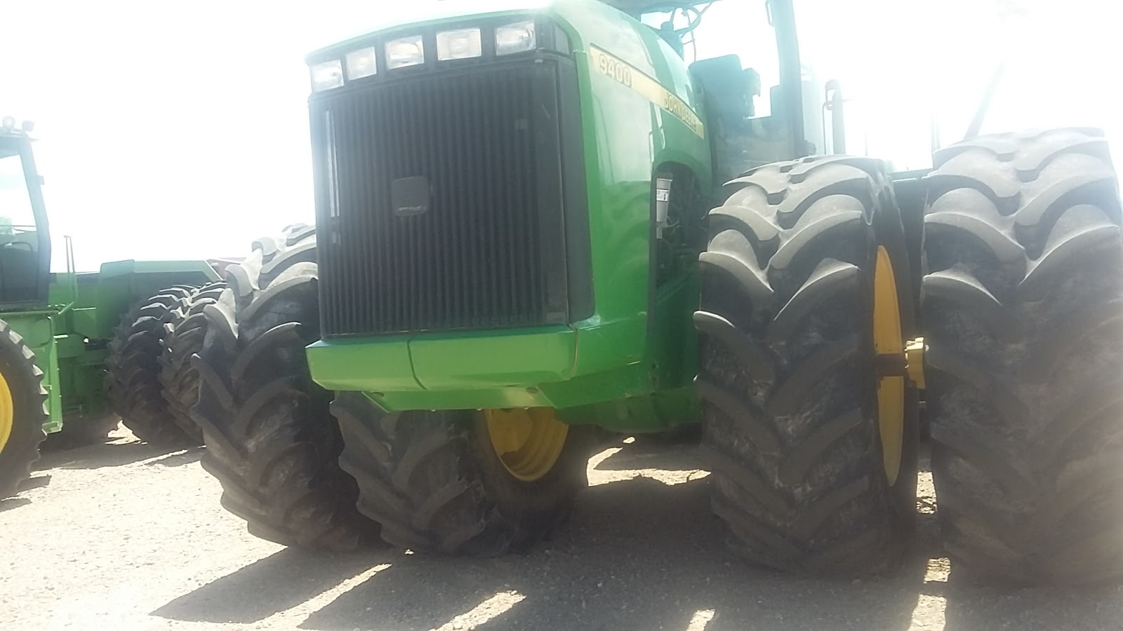 MAQUINARIA AGRICOLA INDUSTRIAL: Tractor John Deere 9400