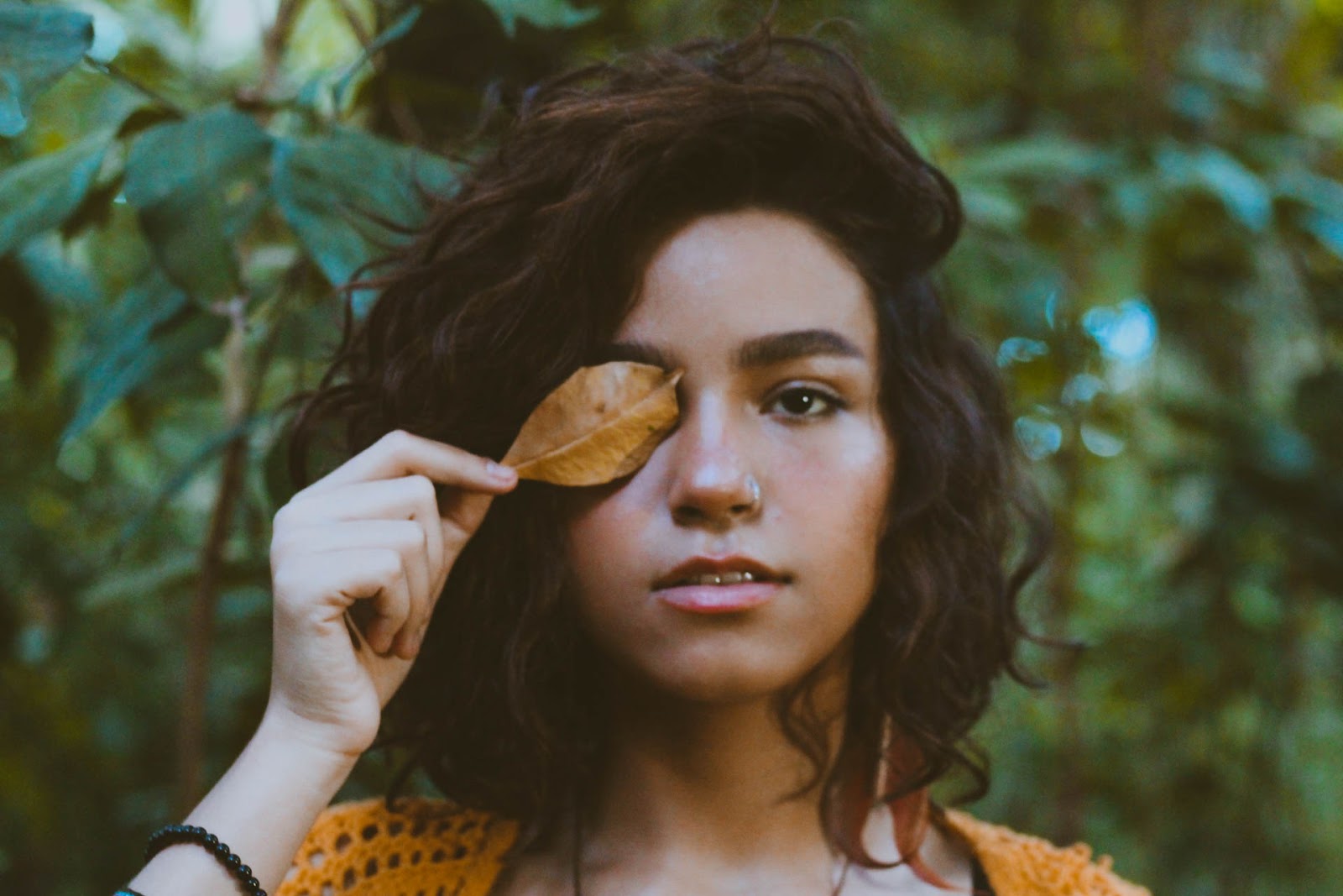 ACONTECE: Mariana Froes renasce em single "Abril", que chega ...