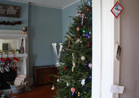 How To: DIY Hanging Holiday Card Display | 17 Apart