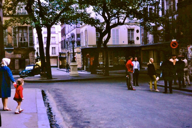 Fascinating Color Photos Capture Street Scenes of Paris in the Mid ...