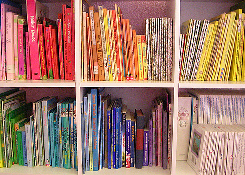 angenuity: Organization: Color code your bookshelf