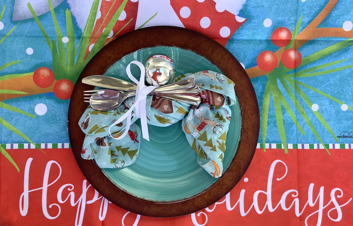 Stage Holiday Tables with These Festive But Frugal Place Settings | DIY ...