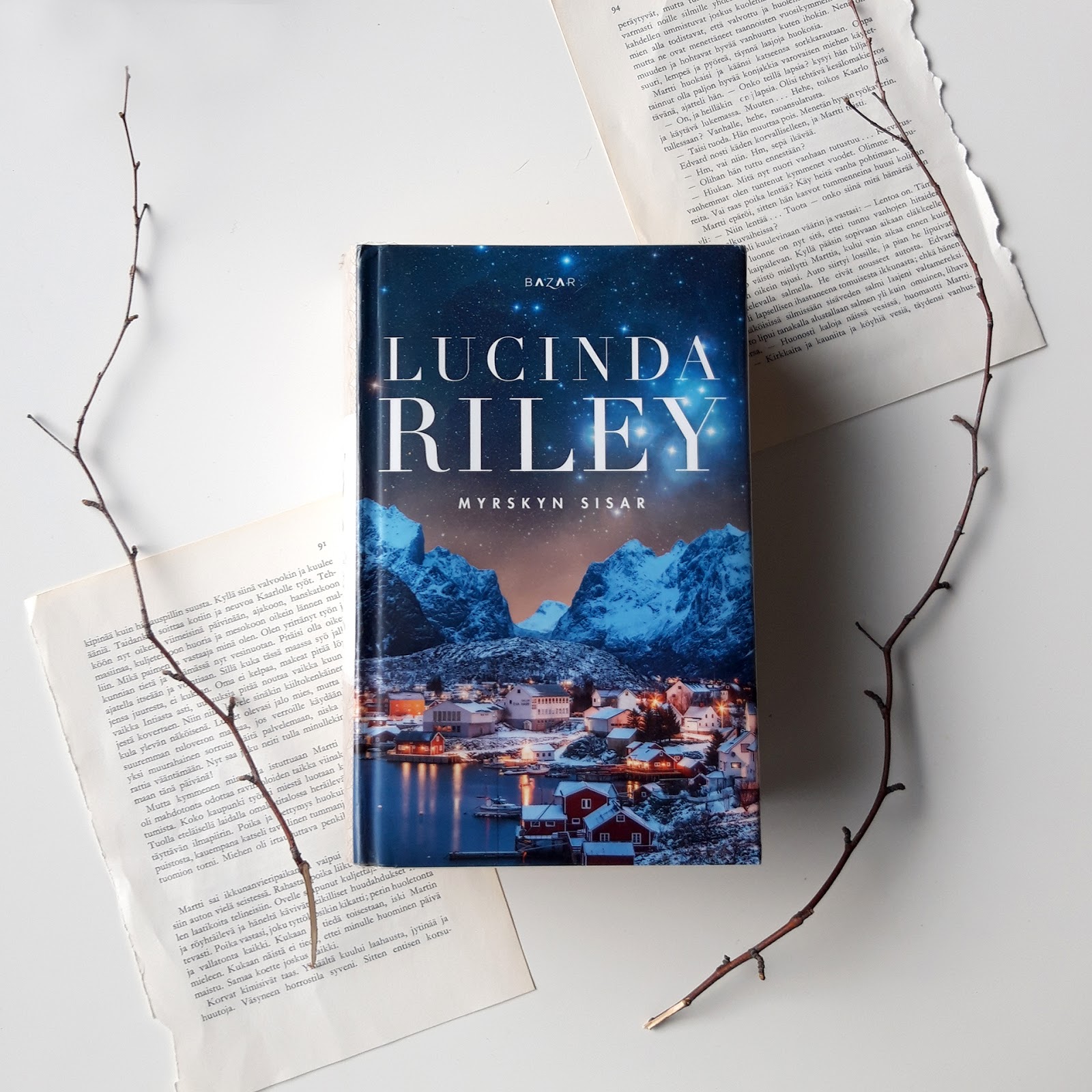 Lucinda Riley: Myrskyn sisar - Kirjanmerkkinä lentolippu