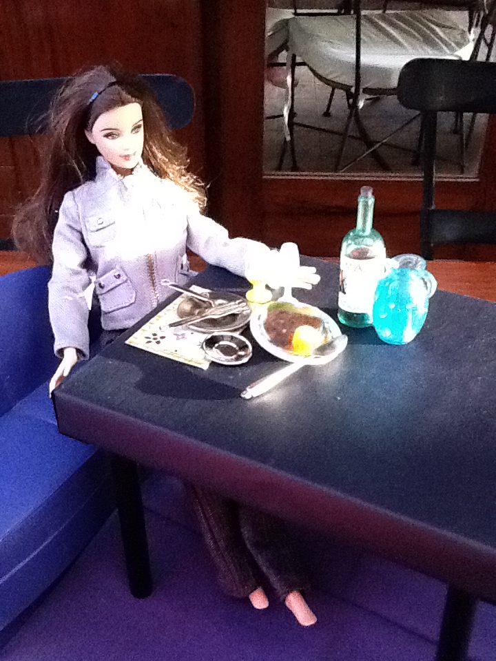 My Dollicious World: Barbie Just Wants a Basic Table!
