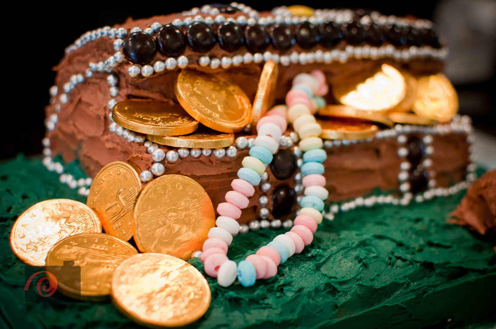 Homemakin' Girl: [cakes: Treasure Chest Birthday Cake.]