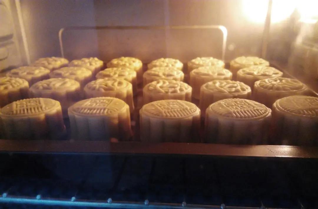 Homemade Mooncakes with Five Nuts