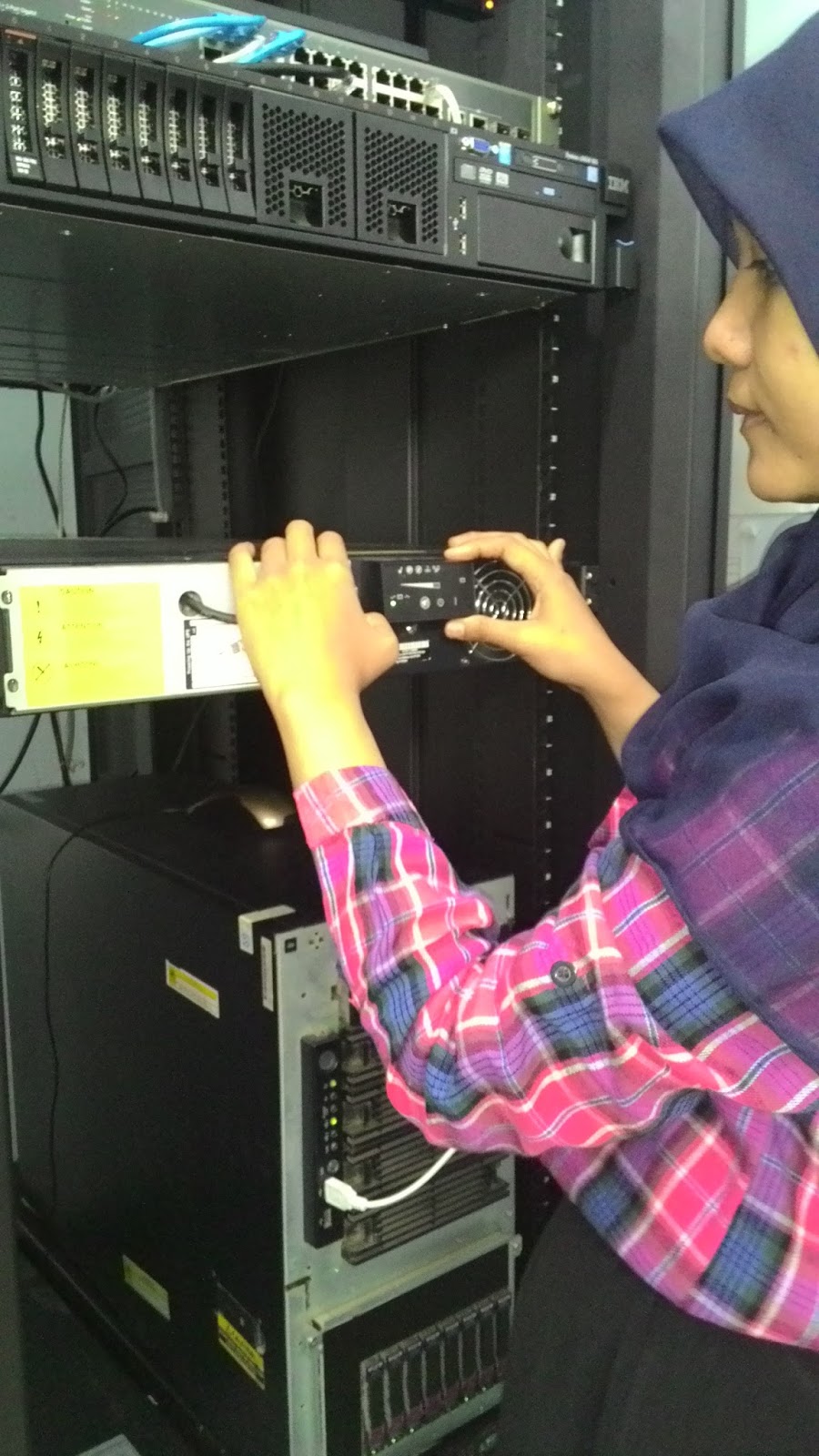 AGENDA HARIAN PKL: PEMASANGAN SERVER KE DALAM LEMARI SERVER di KANTOR ...