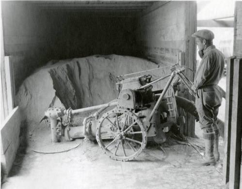 Big Bend Railroad History: Grand Coulee Cement Boxcar Unloading Machine ...