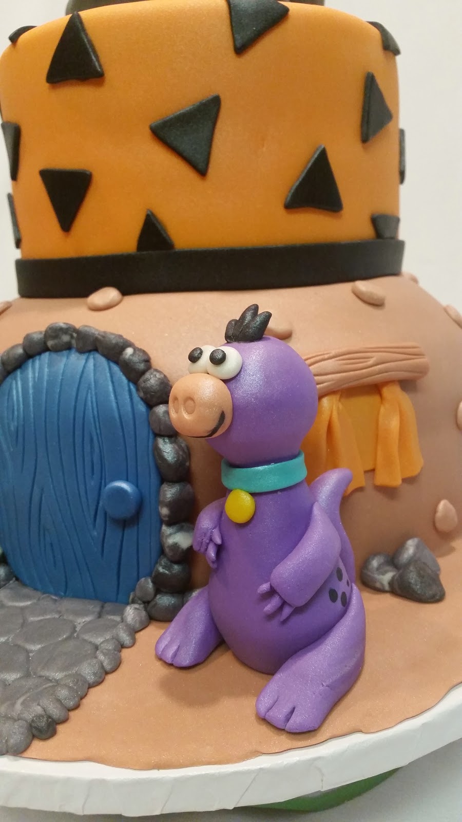 MyMoniCakes: Flintstones cake with fondant Bam Bam, Pebbles and Dino