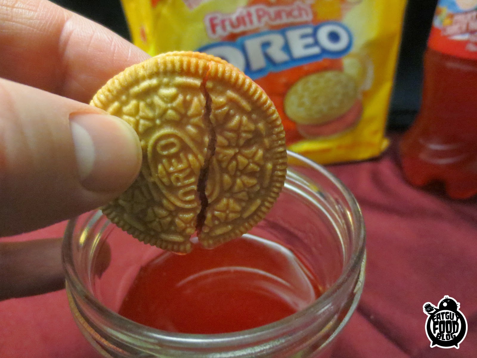 FATGUYFOODBLOG: Fruit Punch AND Berry Oreos!